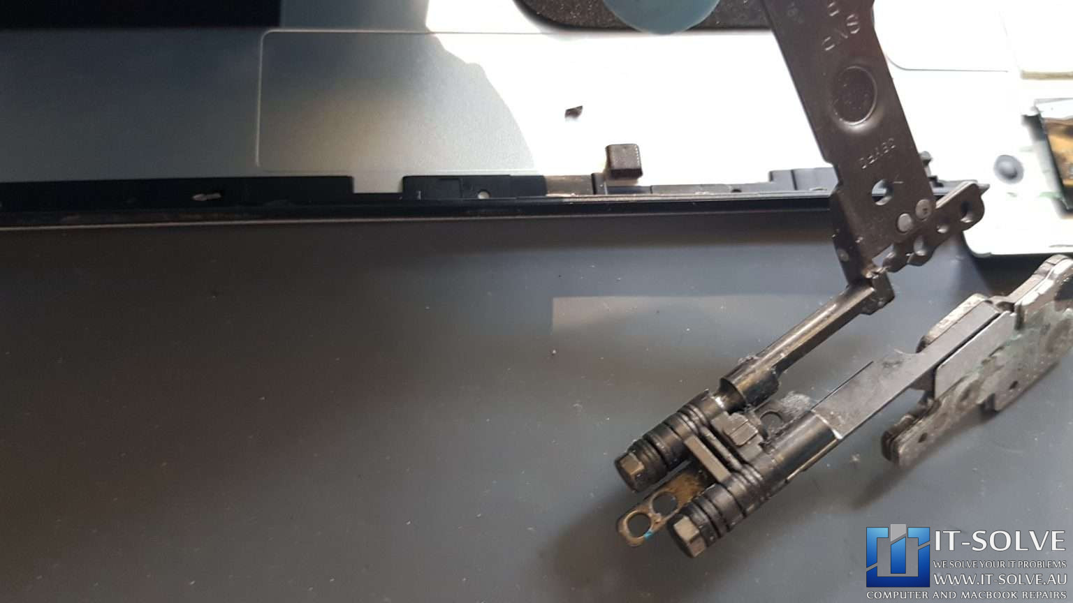 Dell Inspiron 7000 broken Hinge Repair | IT-Solve Repairs