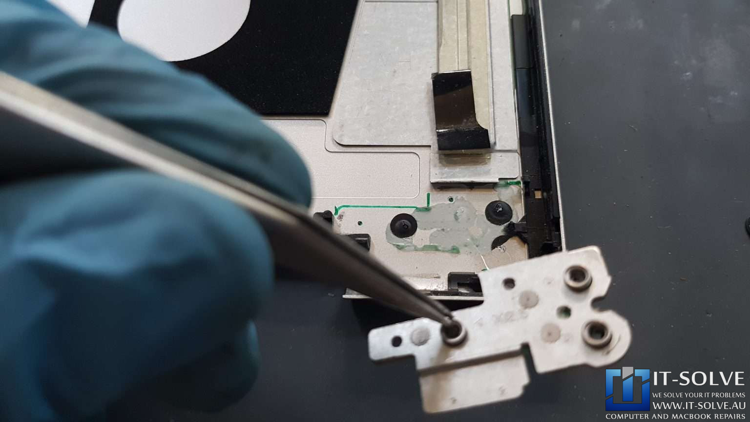 Dell Inspiron 7000 broken Hinge Repair | IT-Solve Repairs