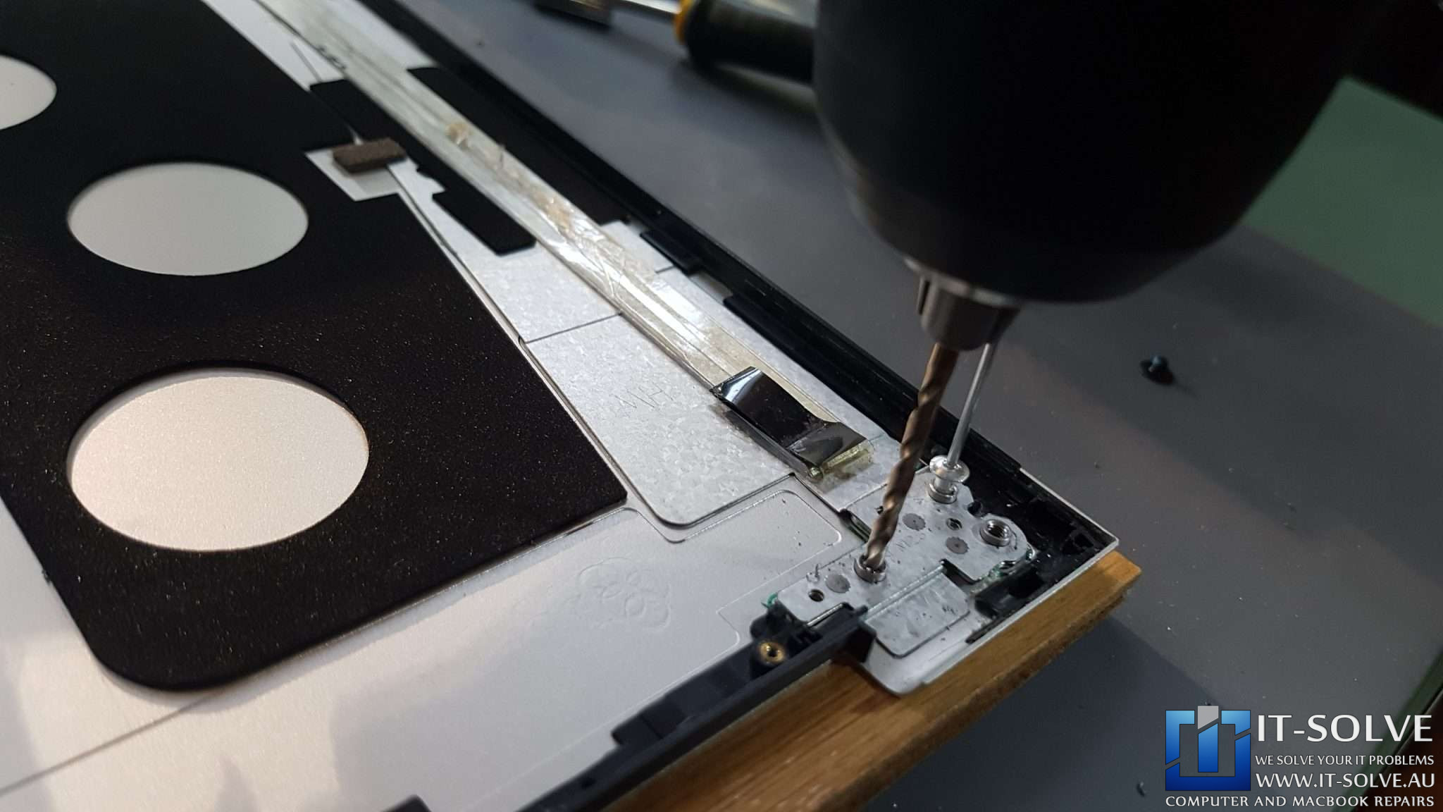 Dell Inspiron 7000 broken Hinge Repair | IT-Solve Repairs